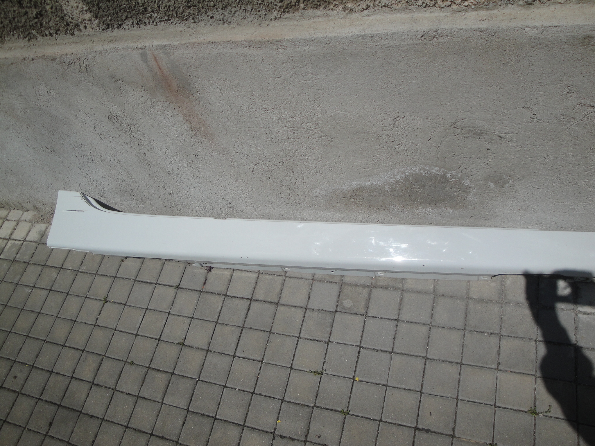 BMW 2 F45 pravý plastový práh | vrakoviště BMW OPEL Praha