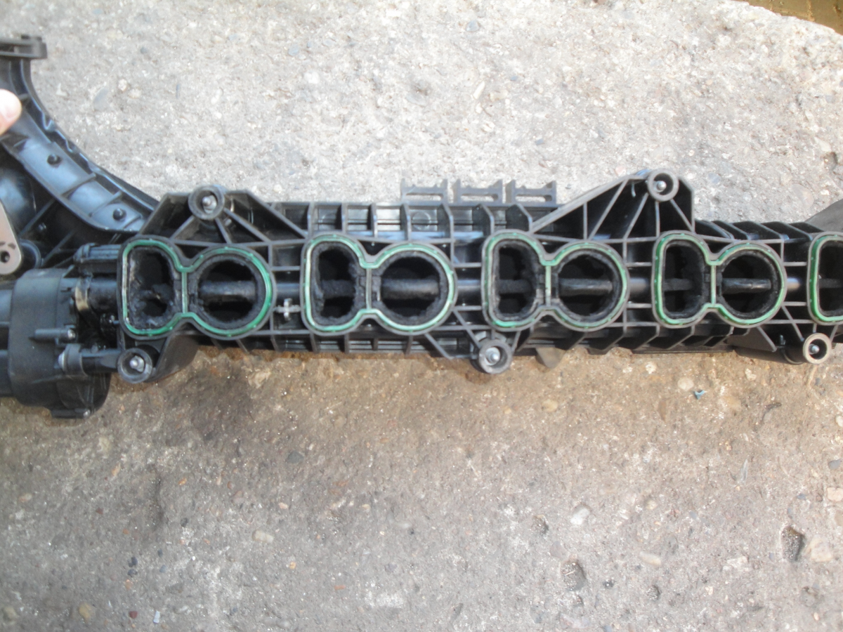 Motory B57 sání motoru | vrakoviště BMW OPEL Praha